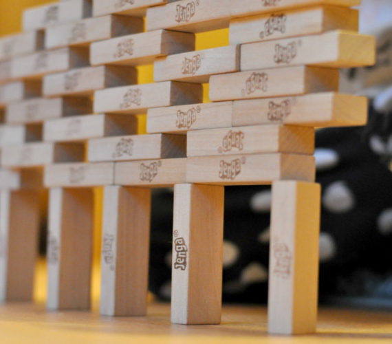 2von12_jenga_turm_bauen_bild - Verflixter Alltag