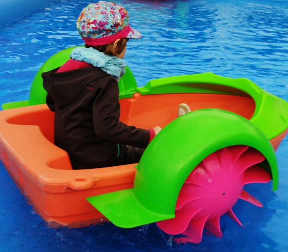 1_Kind_Tretboot_Hand_Wasser - Verflixter Alltag